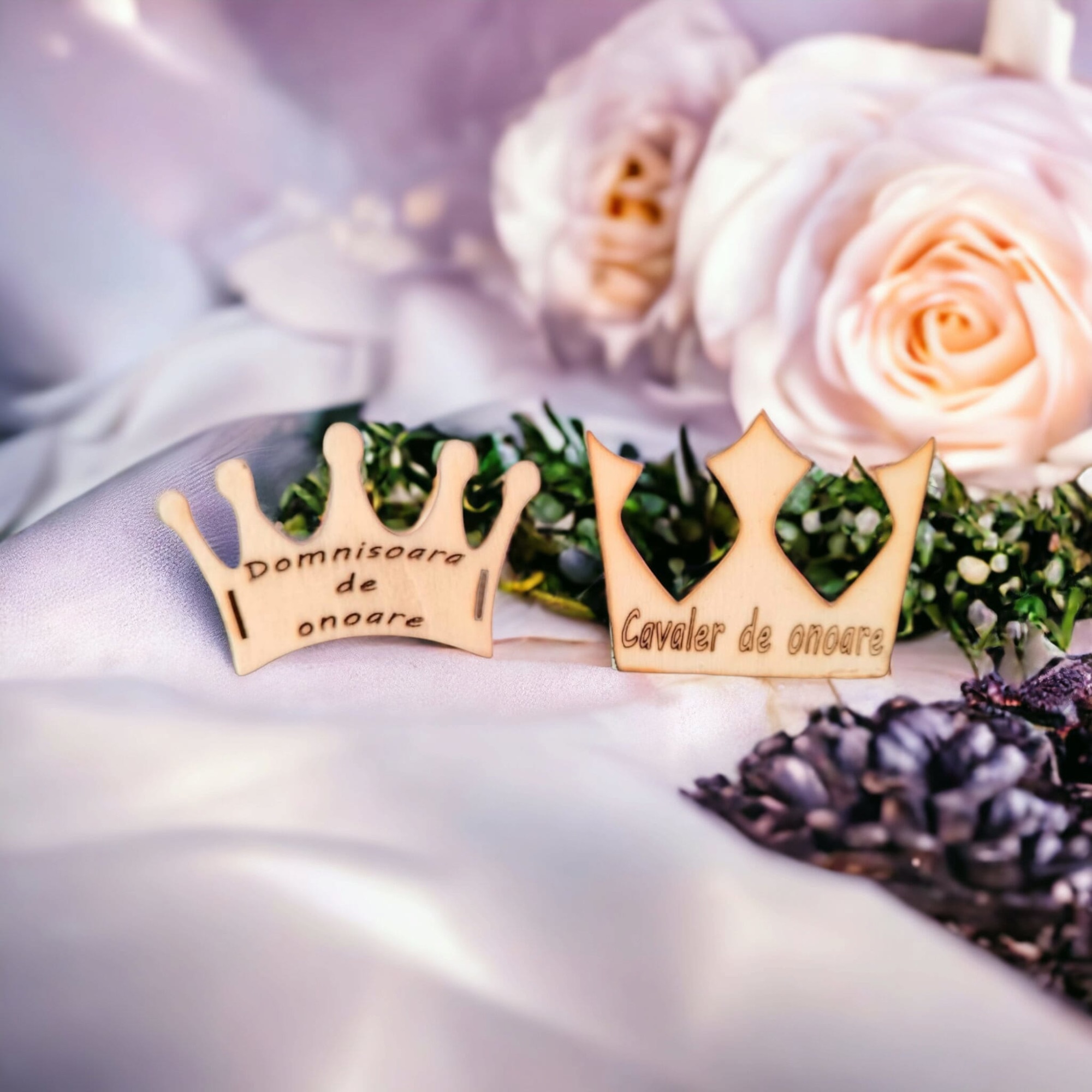 Set 4 cocarde 'coroana', lemn gravat laser, 6cm (mire, nas, domisoara ...