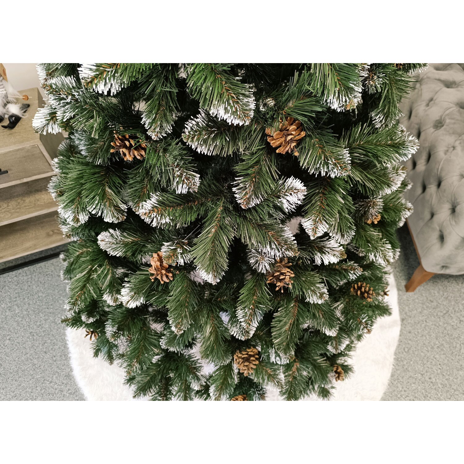 Brad artificial Christmas Deluxe by Sersimo, Lidia Nins cu conuri, 2D ...