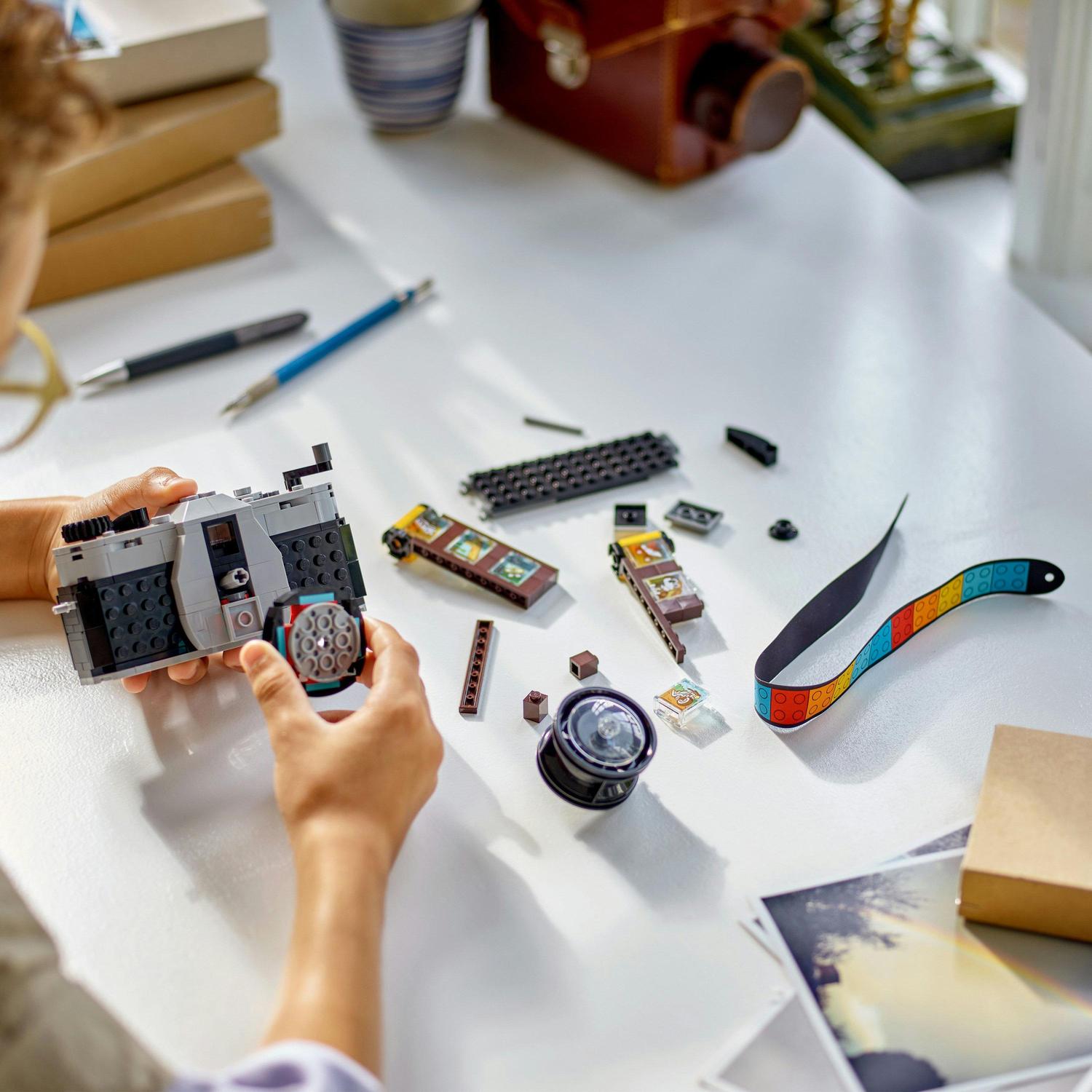 LEGO® Creator 3 в 1 - Ретро камера 31147, 261 части - eMAG.bg