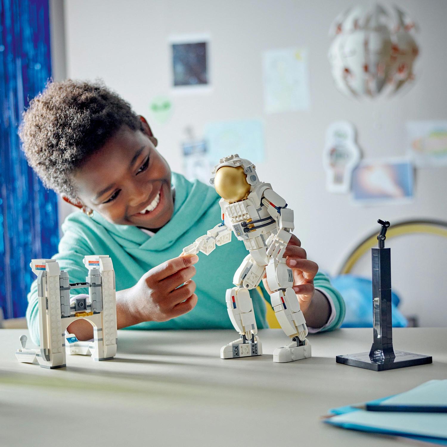 LEGO® Creator 3 in 1 - Astronaut 31152, 647 piese - eMAG.ro