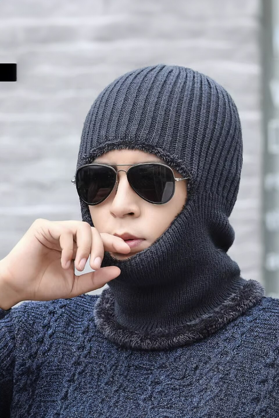 Caciula de barbati, model cagula decupata la fata, cu prelungire la gat ...