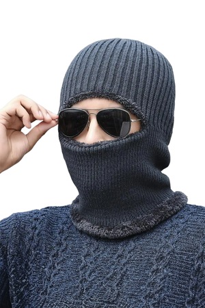 Caciula de barbati, model cagula decupata la fata, cu prelungire la gat ...