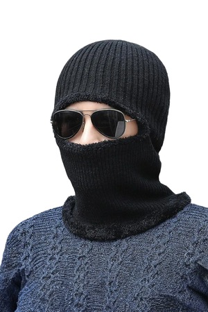 Caciula de barbati, model cagula decupata la fata, cu prelungire la gat ...