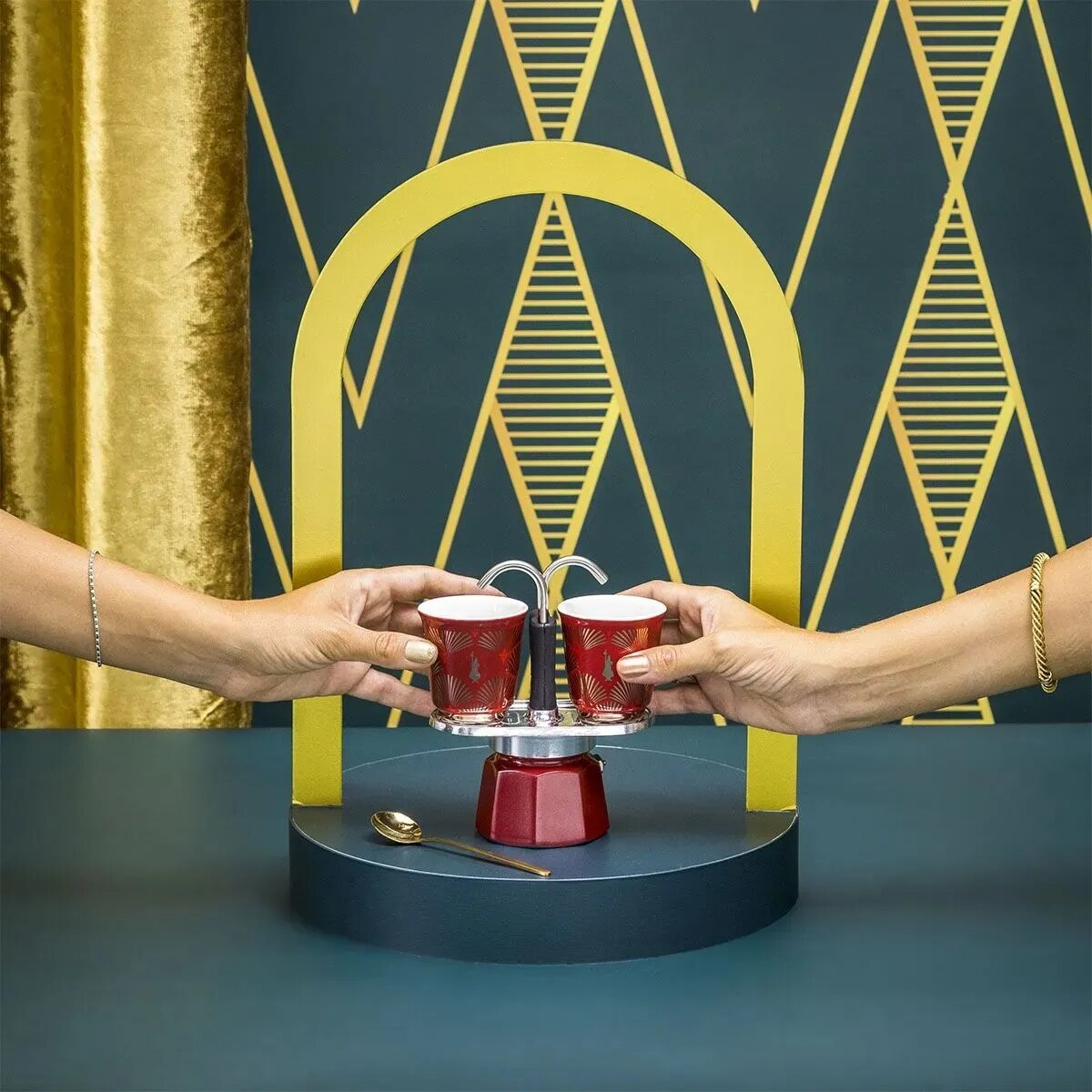 Set filtru cafea Bialetti Mini Express Deco Glamour si 2 cesti, rosu - eMAG.ro