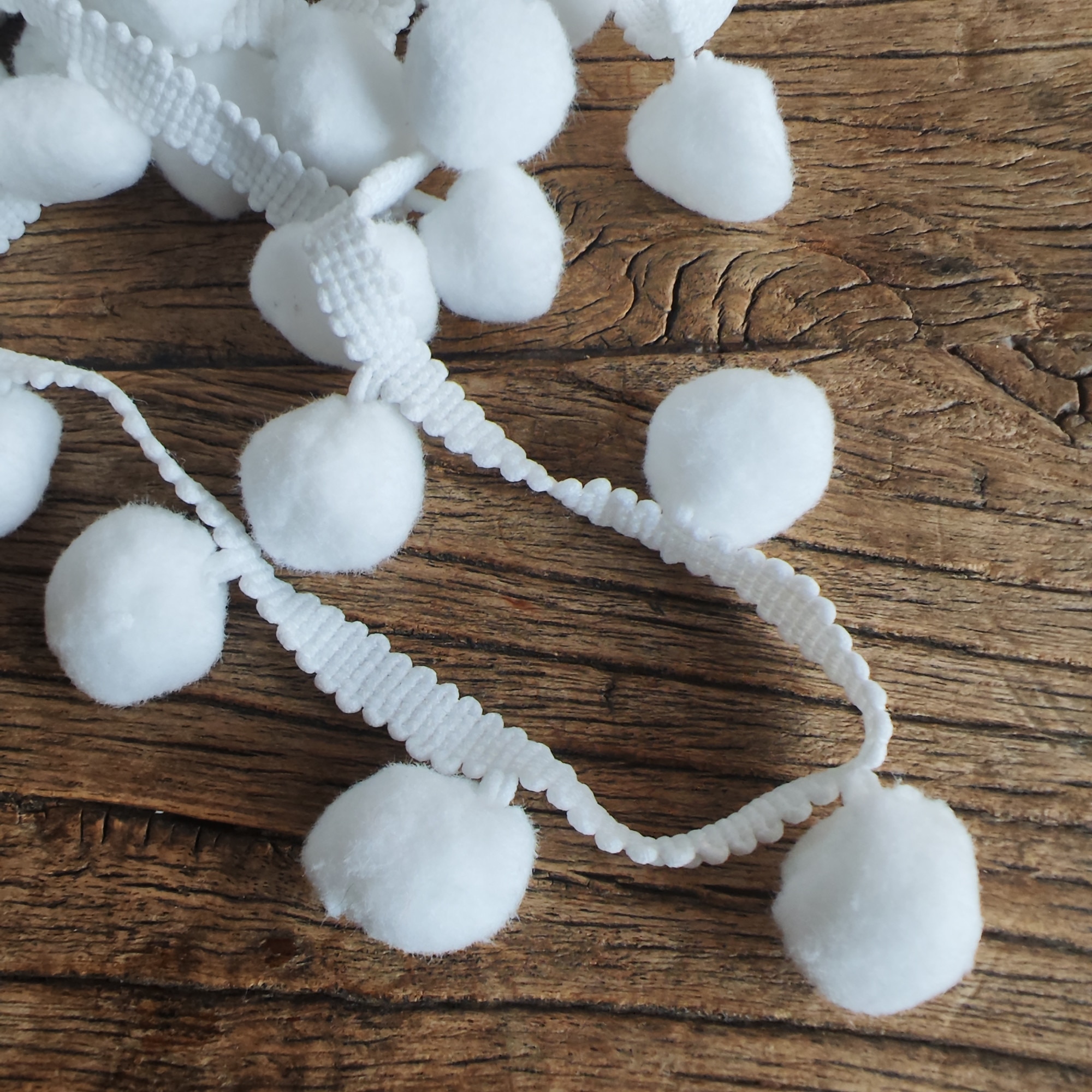 Banda ciucuri pom pom alba 38 mm - 3 m - eMAG.ro