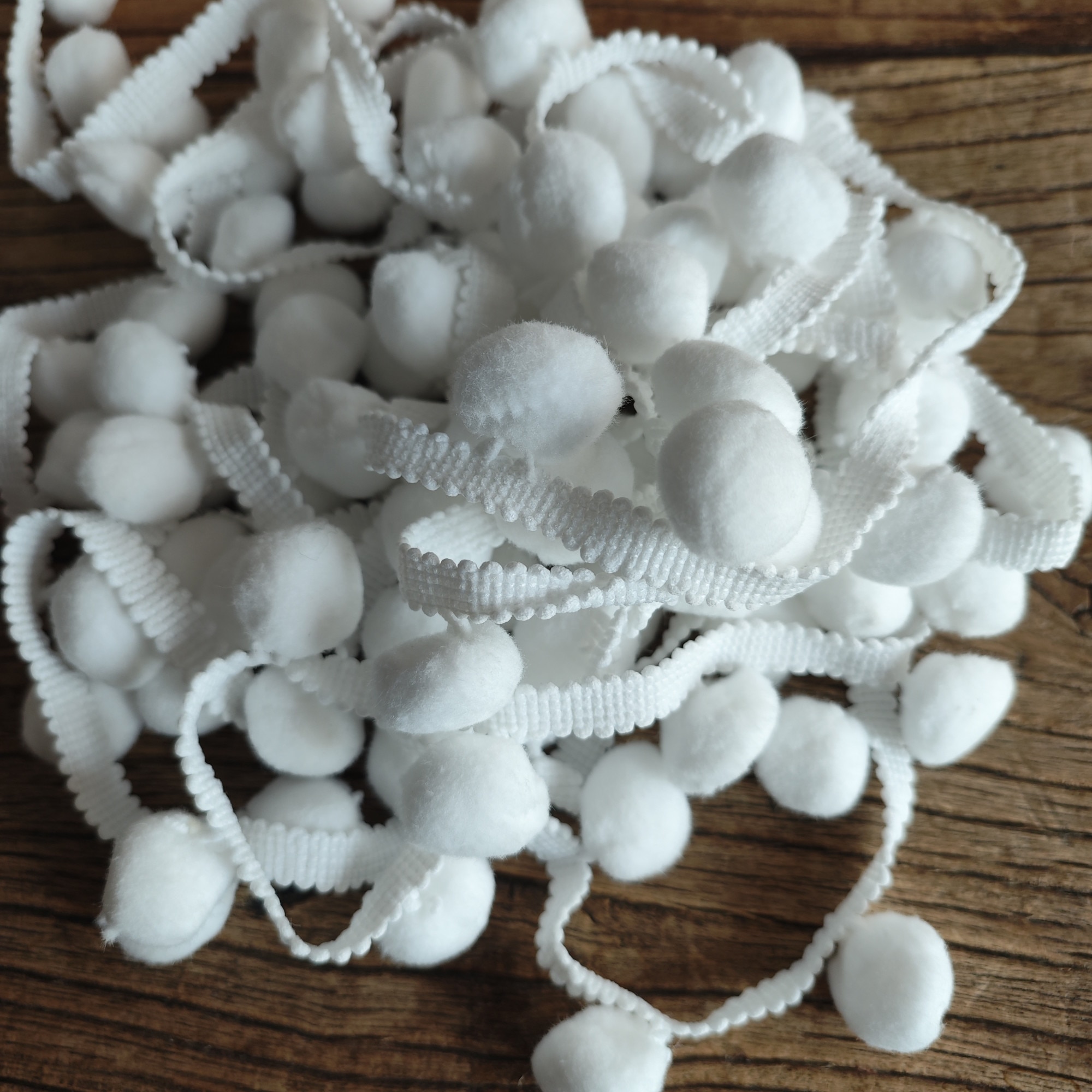 Banda ciucuri pom pom alba 38 mm - 3 m - eMAG.ro