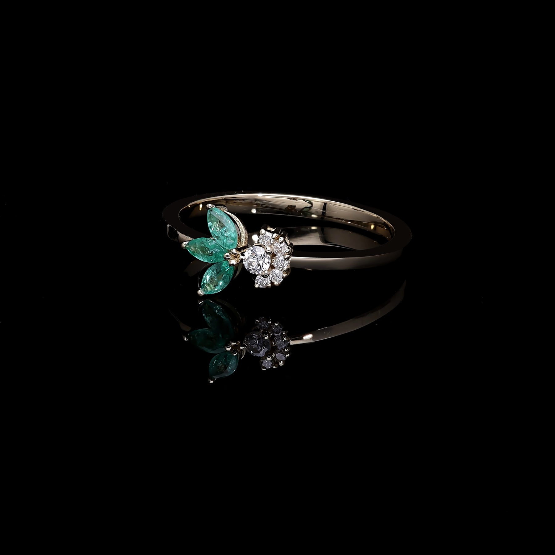 Inel din aur galben 14 K, forma floare, 1.62 g, diamante 0.07 carate si ...