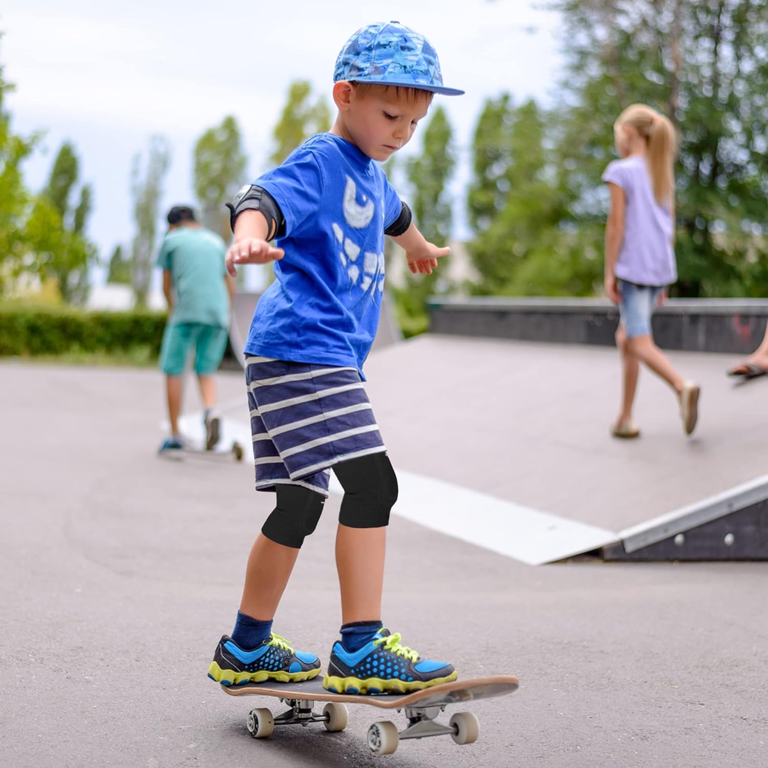 Set 4 genunchiere elastice pentru copii, oferind protectie suplimentara ...