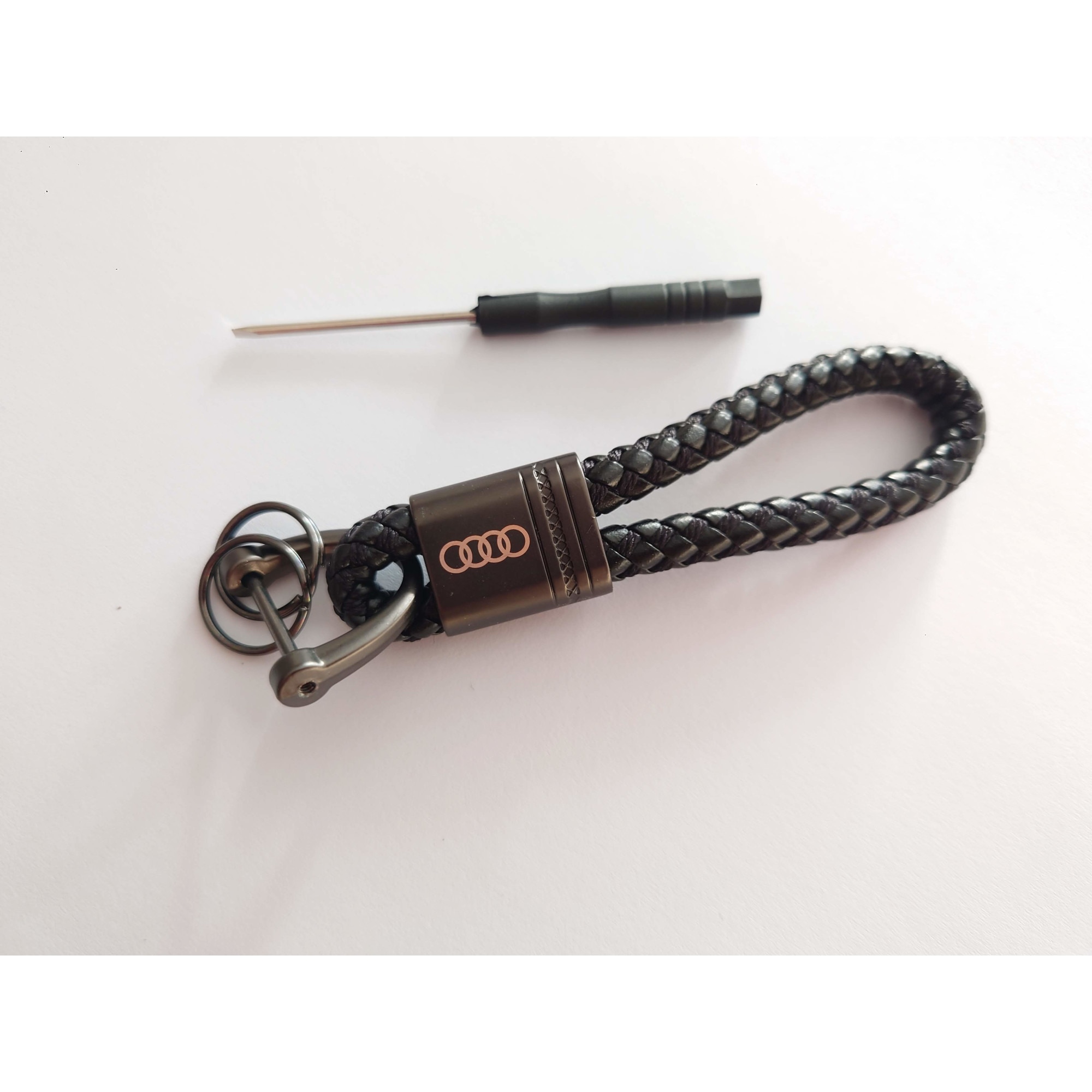 Breloc metalic cu piele impletita negru si sigla Audi - eMAG.ro