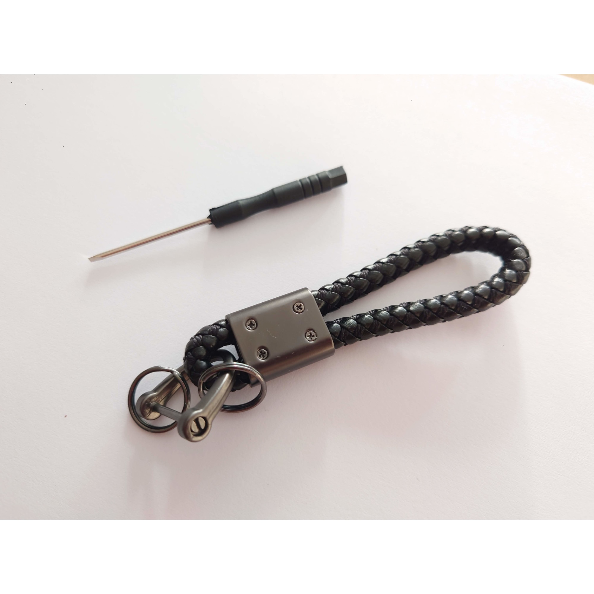 Breloc metalic cu piele impletita negru si sigla Audi - eMAG.ro