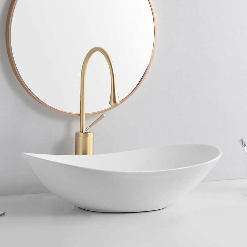 Lavoar pe blat oval, ceramic, design modern si elegant, alb, 60.5 x 36 ...
