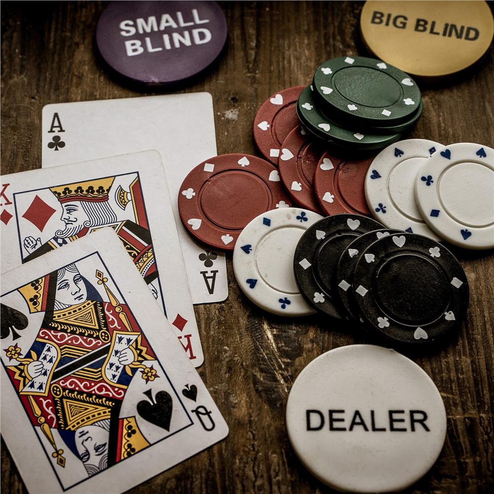 Set de Poker Complex cu 300 de jetoane, 2 seturi de carti, 5 zaruri, in ...