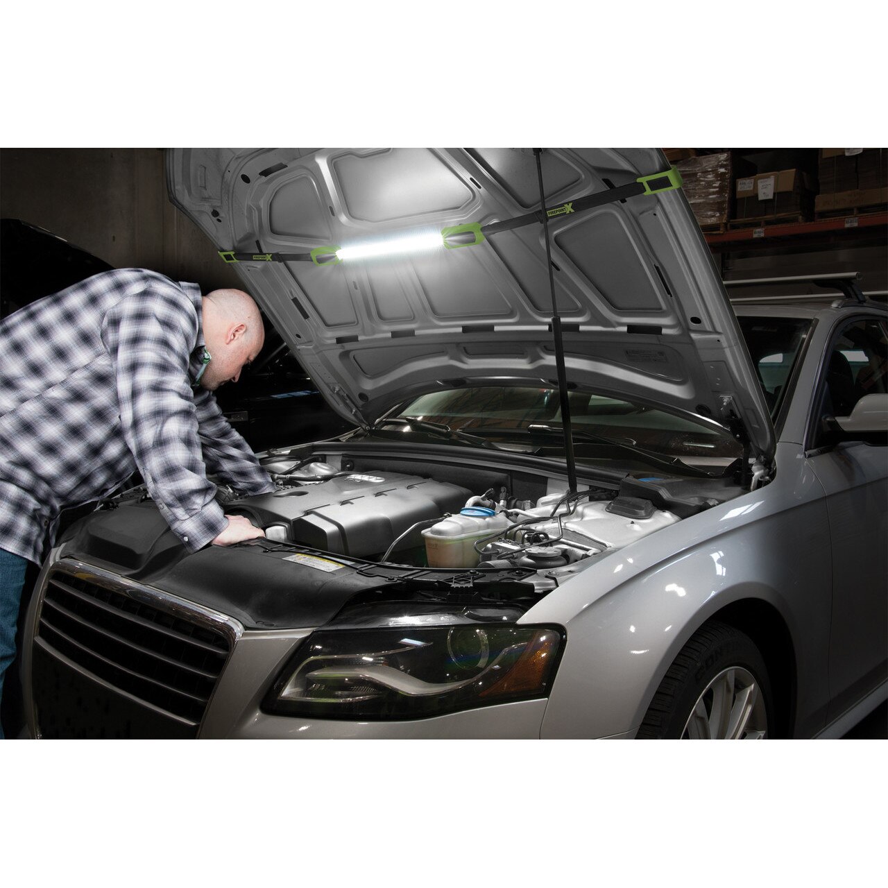 LED лампа с батерия за осветление на двигателния отсек със закопчаване ...