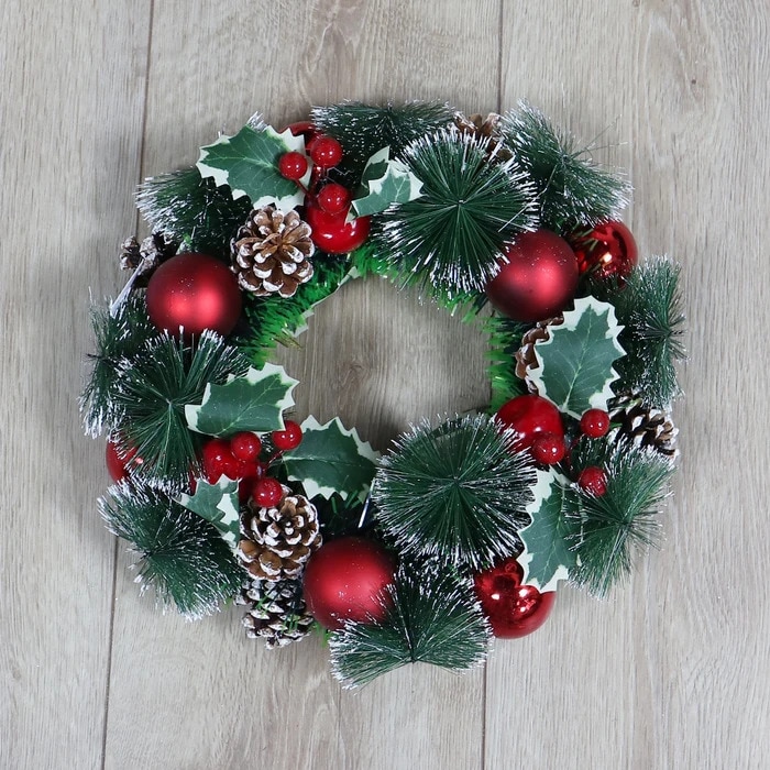 Коледен венец, декориран със символични елементи, червени кълба, елхови ...