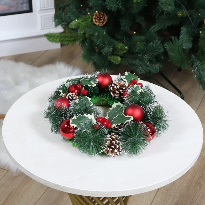 Коледен венец, декориран със символични елементи, червени кълба, елхови ...