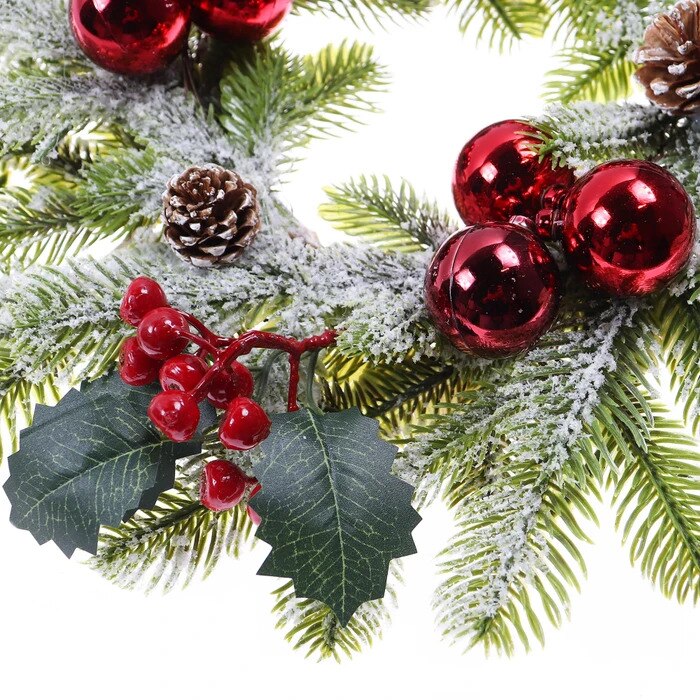 Коледен венец, украсен с елхови клонки със сняг по тях, червени плодове ...