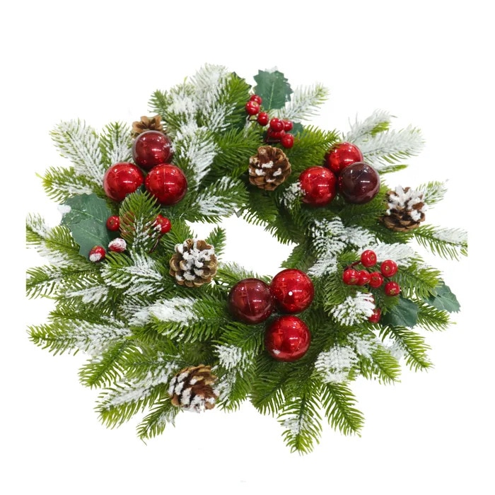 Коледен венец, украсен с елхови клонки със сняг по тях, червени плодове ...