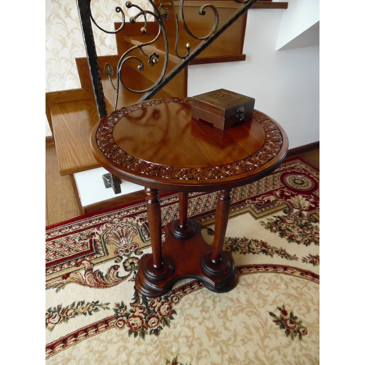 Masuta de cafea rotunda din lemn masiv, 58 x 58 cm, aspect clasic - eMAG.ro