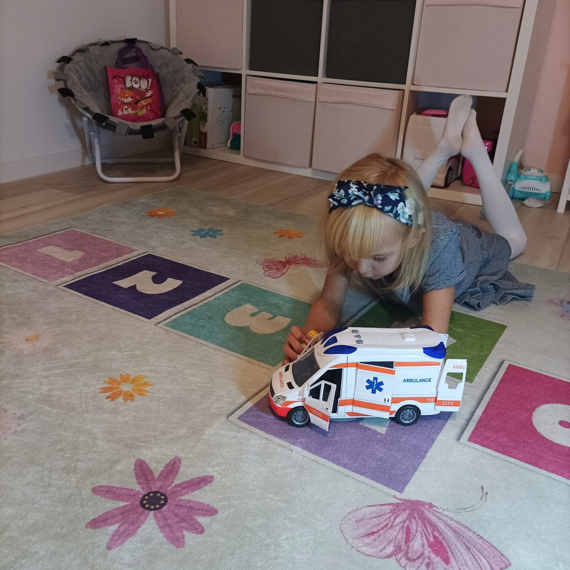 Ambulanta de jucarie cu targa, Zola, lumini si sunete, usi rabatabile ...