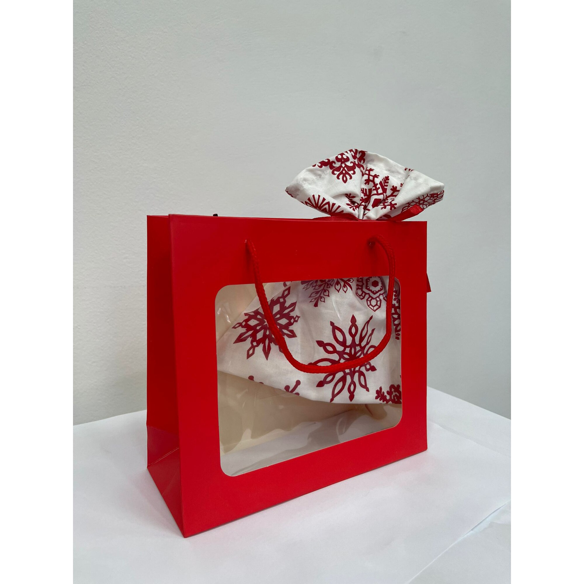 Set douasprezece bucati punga cadou, din carton, cu fereastra, culoare ...