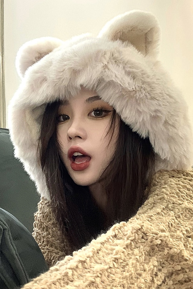 Caciula dama, model pom pom cu urechiuse si prindere reglabila sub barbie, captuseala subtire ...