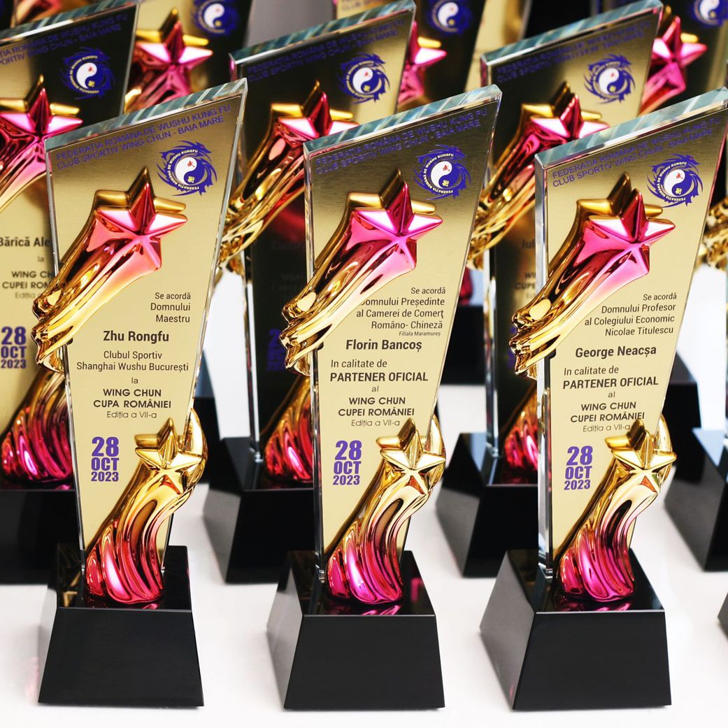 Trofeu premium din sticla, cu elemente aurii “stele”, baza neagra din ...