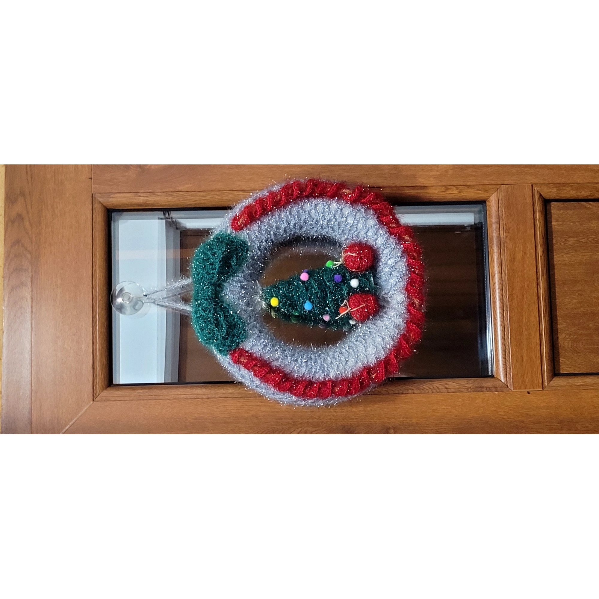 Коледен венец със зелена ела и подаръци от нар, ръчно плетен на една ...