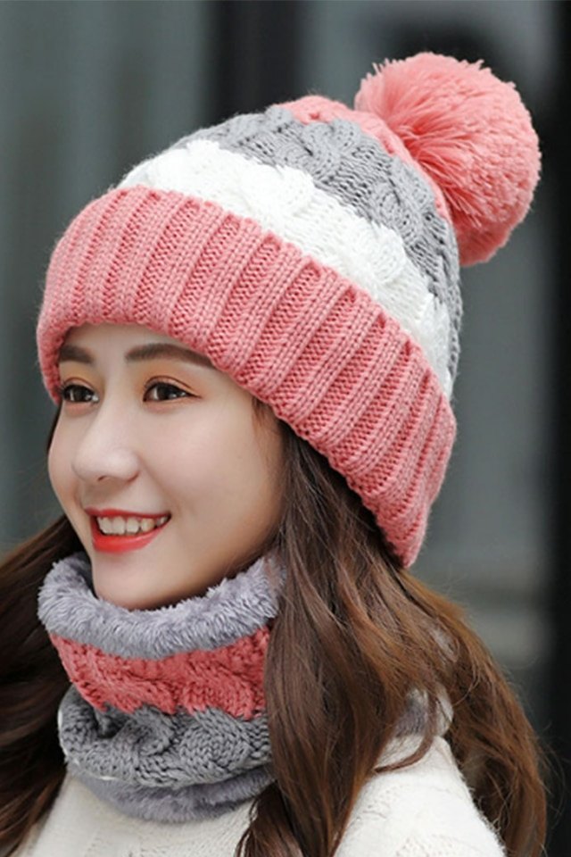 Caciula dama, set doua piese, model cu pom pom si captuseala calduroasa, fular tip guler asortat ...