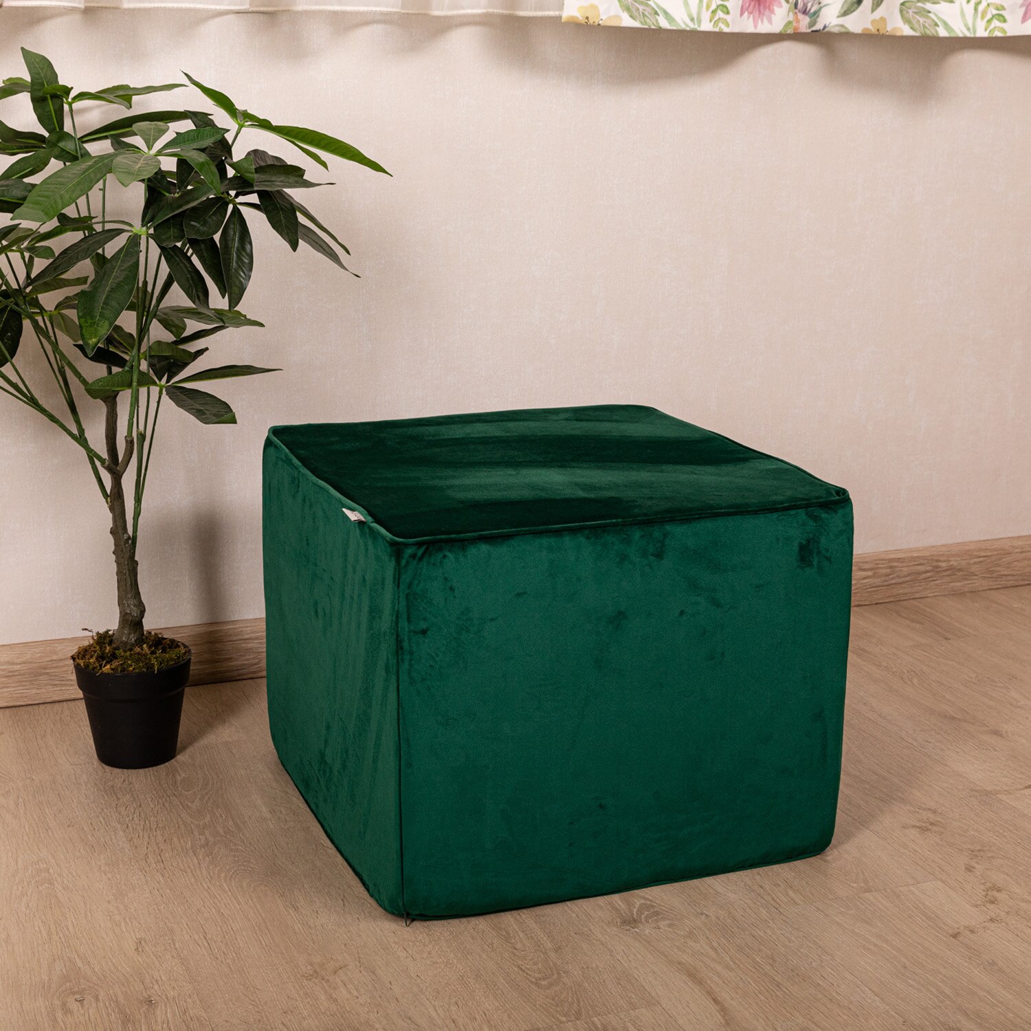 Taburet, otoman din catifea Hiko Comfy verde smarald cu burete ferm ...