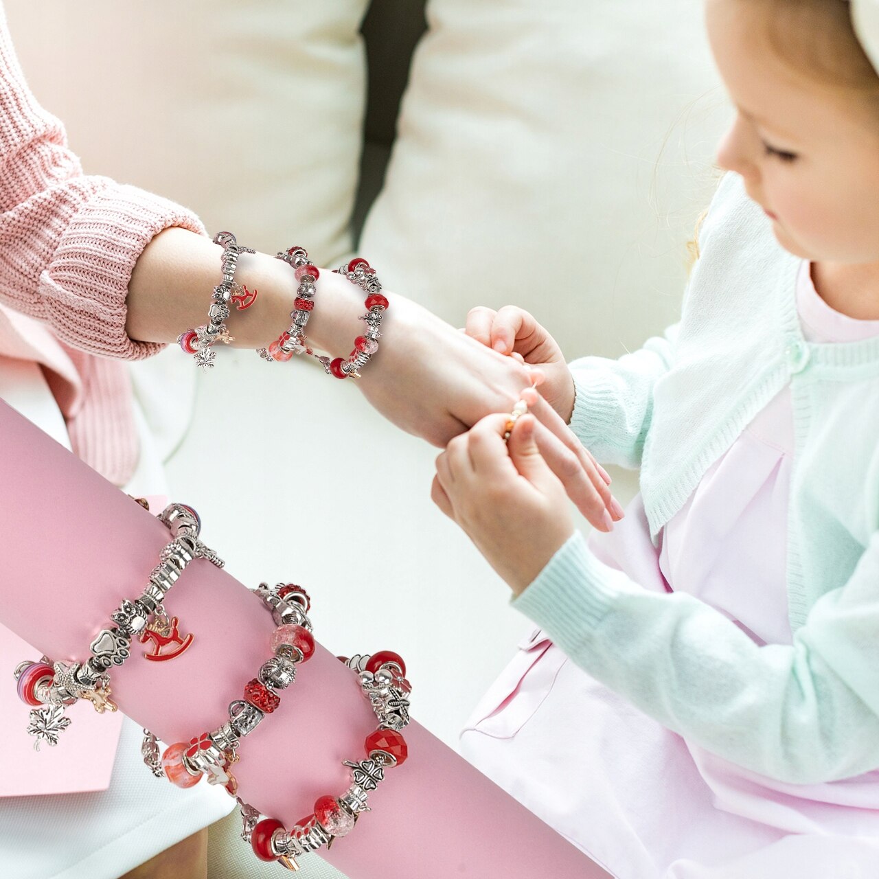 Set pentru creat 3 bratari, Zola®, 63 charmuri, cutie depozitare - eMAG.ro