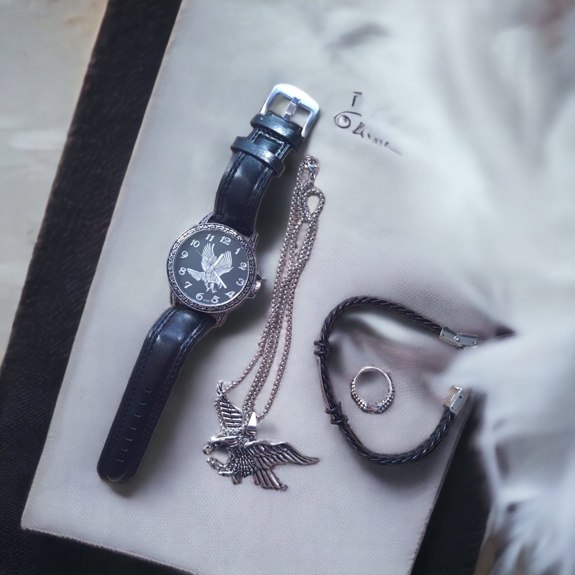 Set barbati model vultur, ceas, bratara, inel si lantisor - eMAG.ro