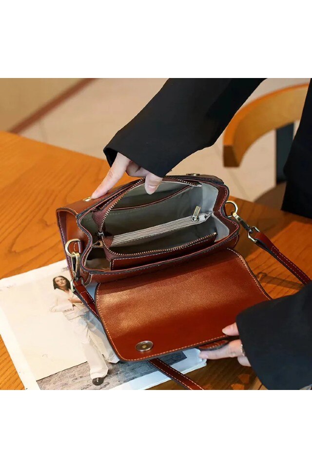 Női kis crossbody táska, retro, természetes bőrből, csattal, Sötétbarna ...