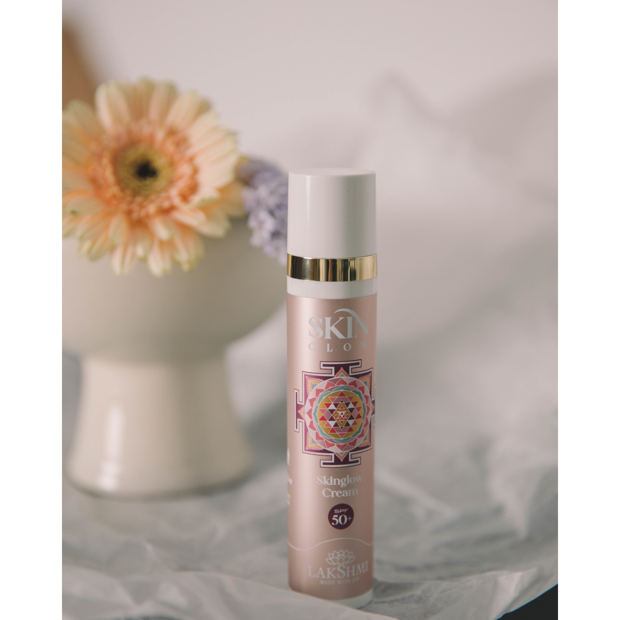 Crema Skinglow iluminatoare 50ml pentru pielea pigmentata 50spf, Lakshmi, cu vita de vie rosie ...