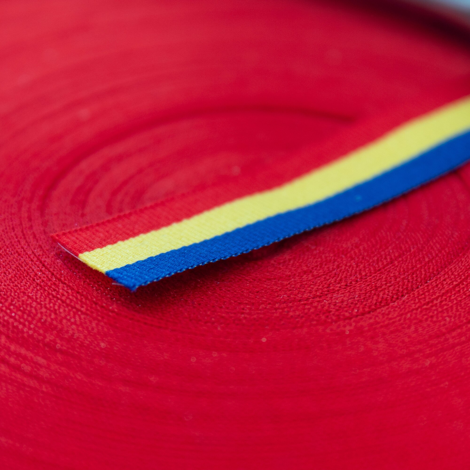 Rola panglica tricolora, lungime 50 m, latime 10 mm, poliester - eMAG.ro