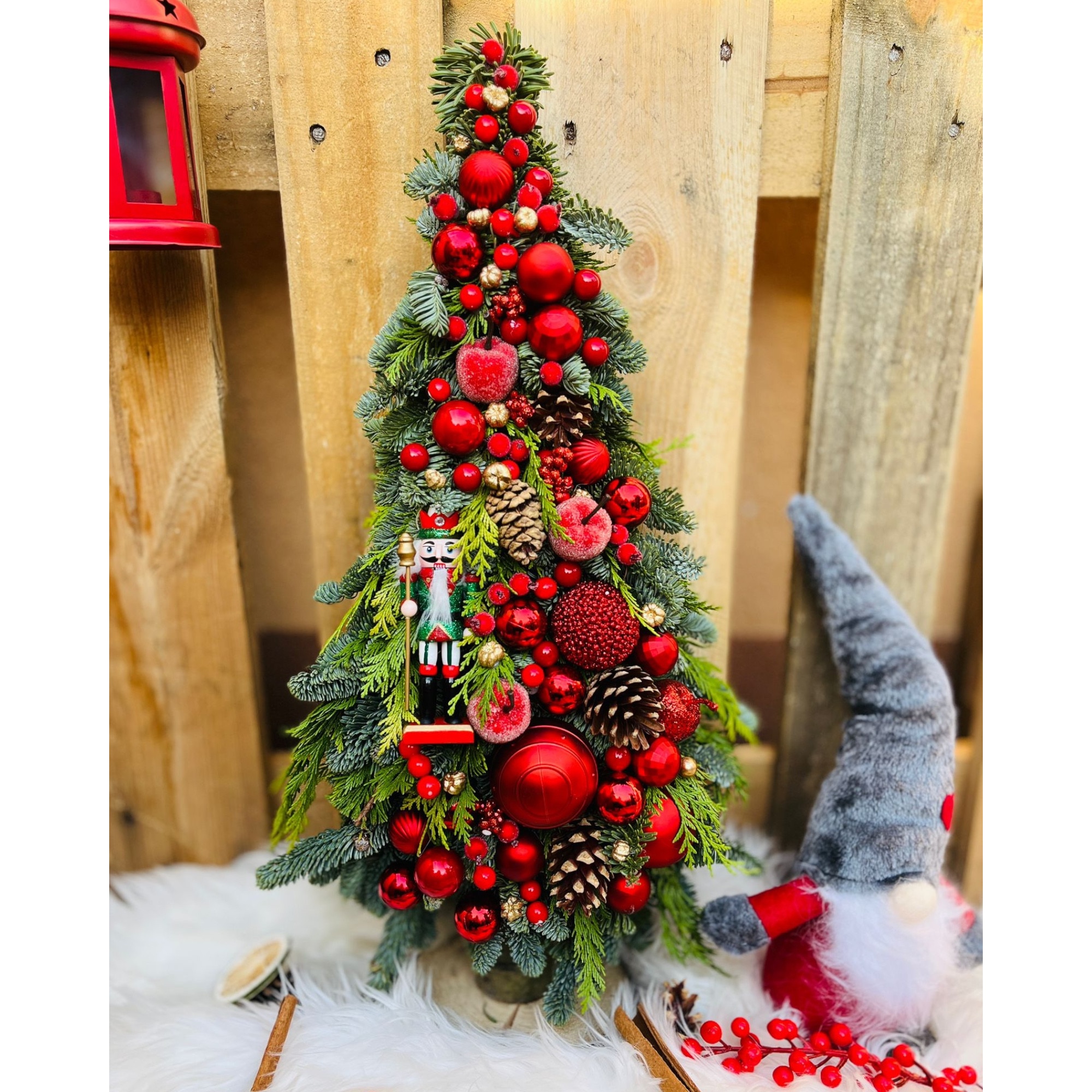 Brad natural decorativ de Craciun, 60 cm, lucrat manual cu globuri si ...