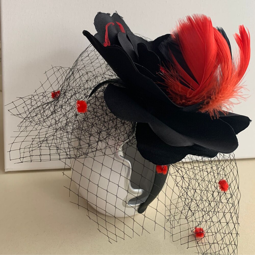 Tiara cu voaleta neaga, floare neagra si pana rosie - eMAG.ro