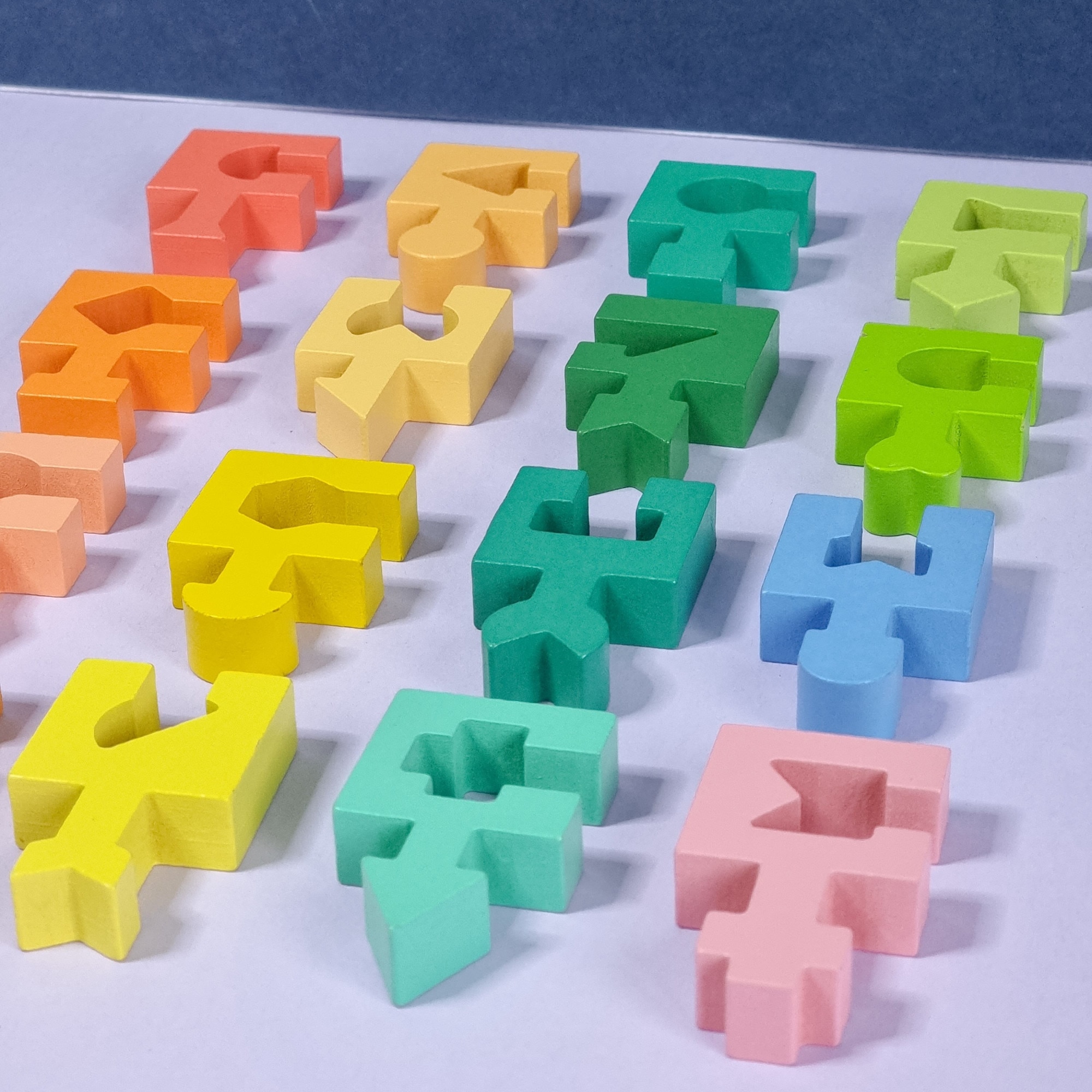 Puzzle 3D potrivire 16 forme geometrice colorate, 16X16X1.5cm - eMAG.ro