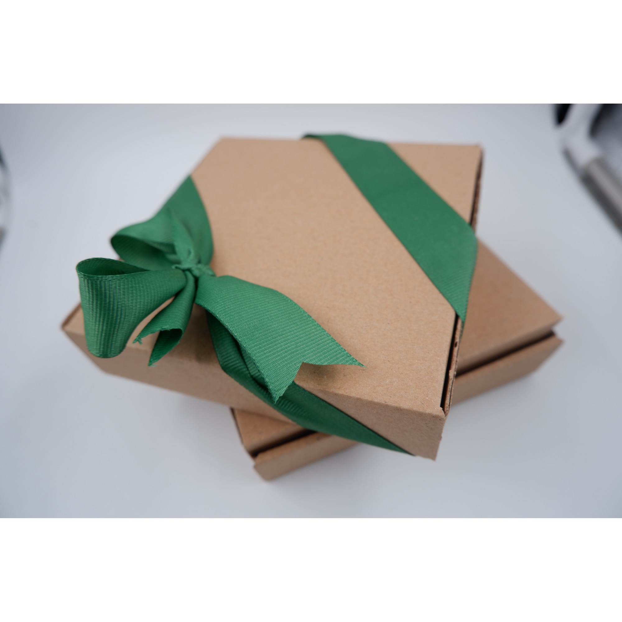 Set de 2 globuri colorate de Craciun, din lemn si licheni stabilizati ...