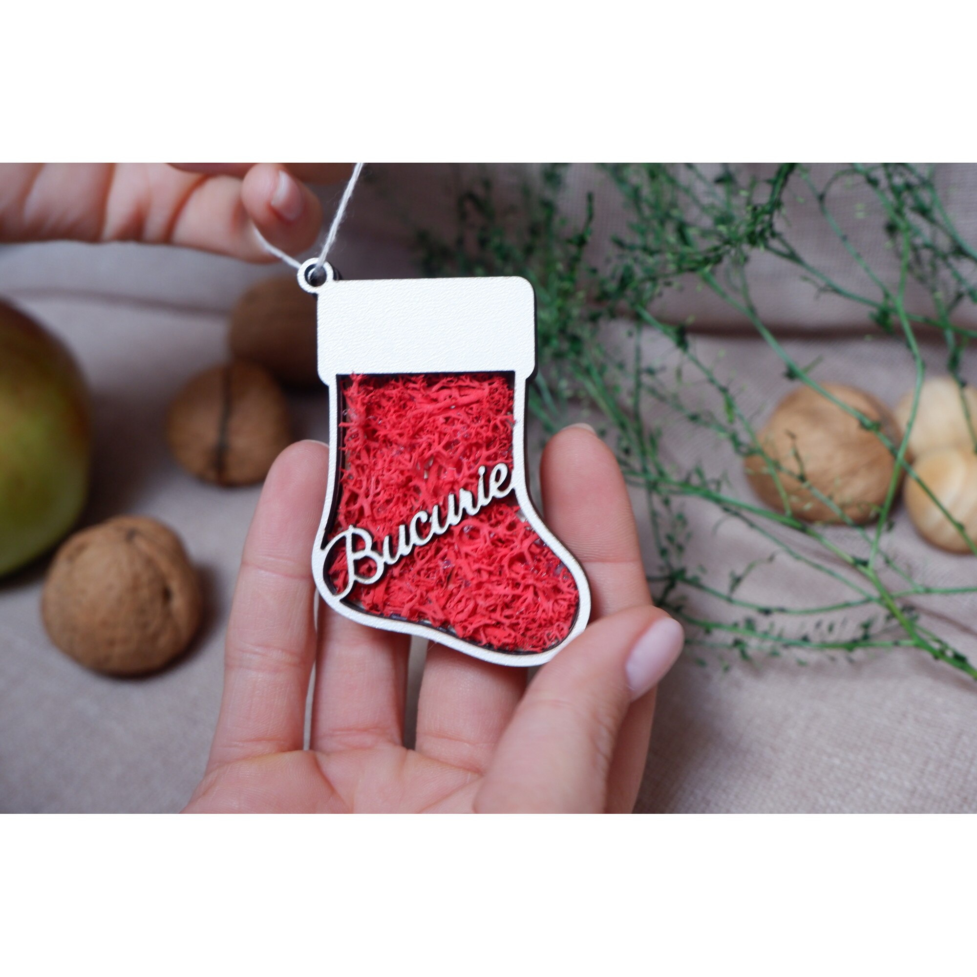 Set de 2 globuri colorate de Craciun, din lemn si licheni stabilizati ...