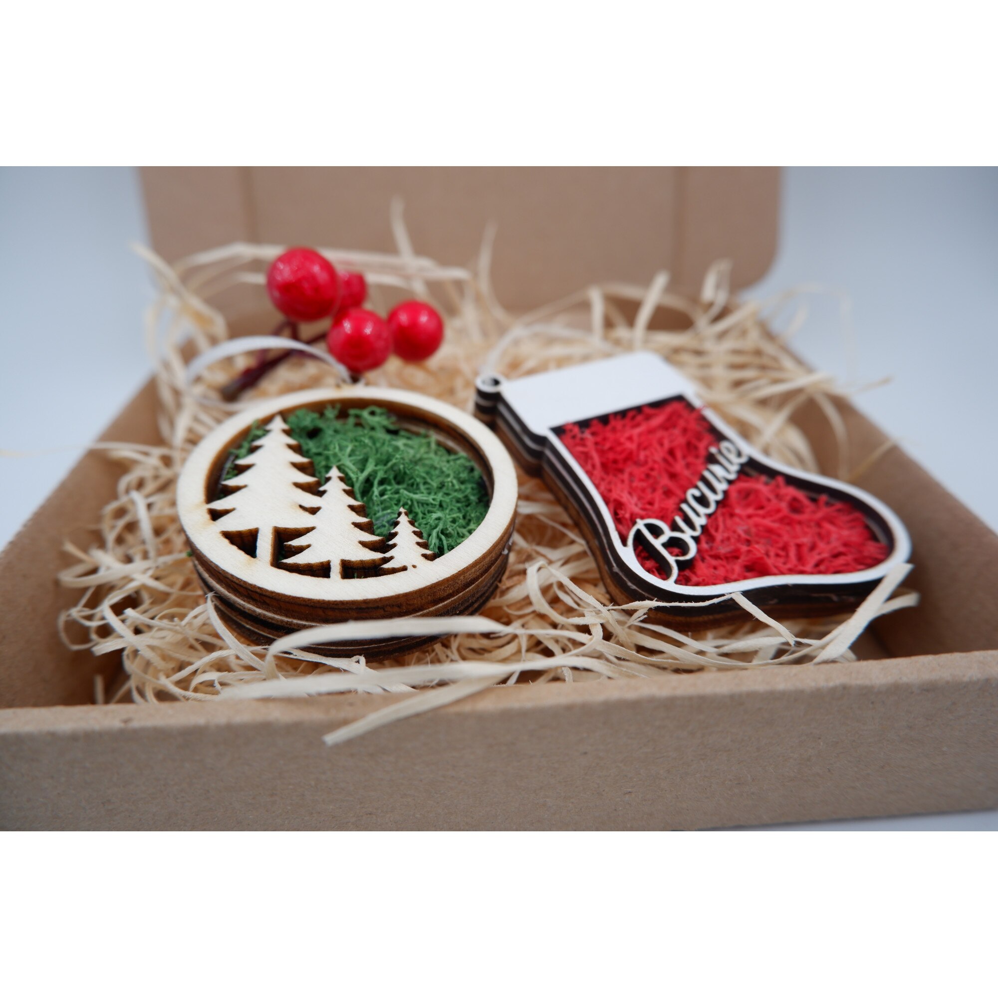 Set de 2 globuri colorate de Craciun, din lemn si licheni stabilizati ...