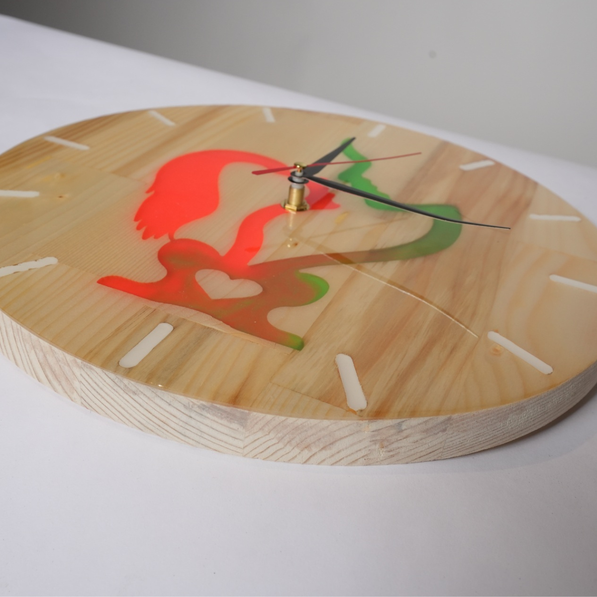 Ceas Perete Handmade „El & Ea” din Lemn de Brad si Rasina Epoxidica ...