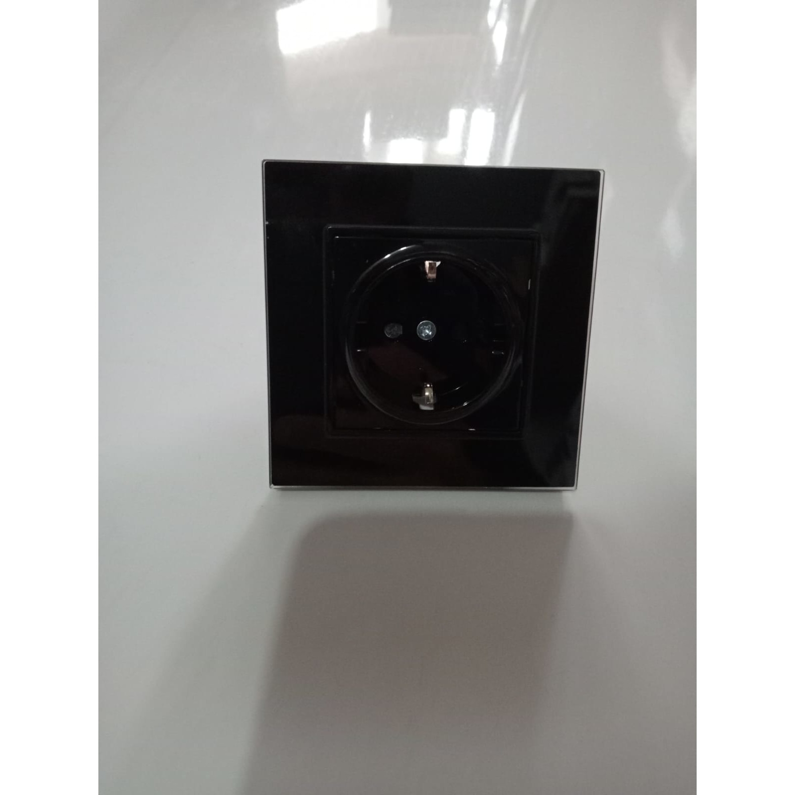 Priza simpla neagra cu rama de sticla - eMAG.ro
