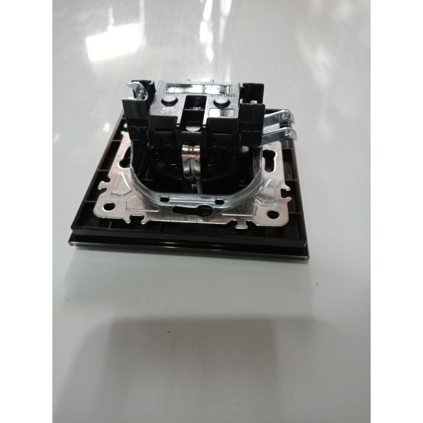 Priza simpla neagra cu rama de sticla - eMAG.ro