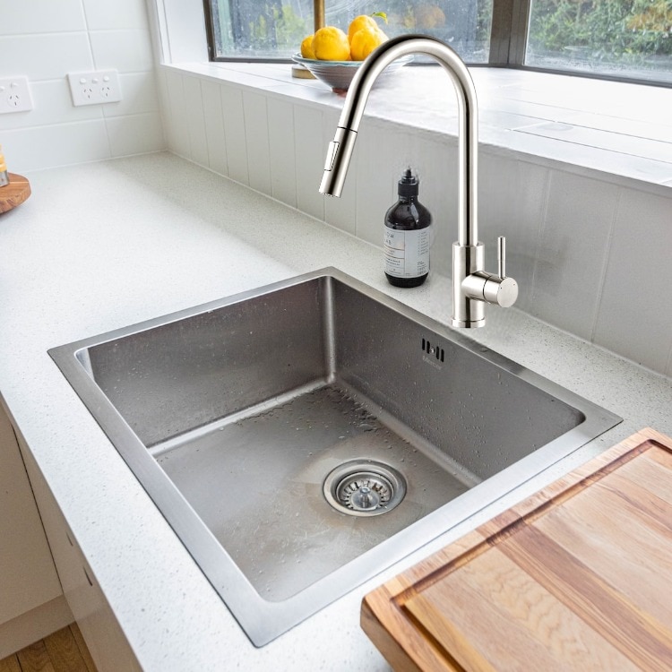 Konyhai csaptelep intelligens érintésérzékelővel a víz ki- és ...