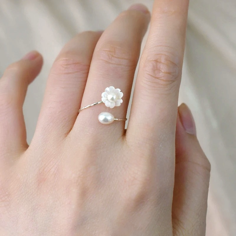 Inel reglabil din argint, cu perle de cultura si floare din sidef ...