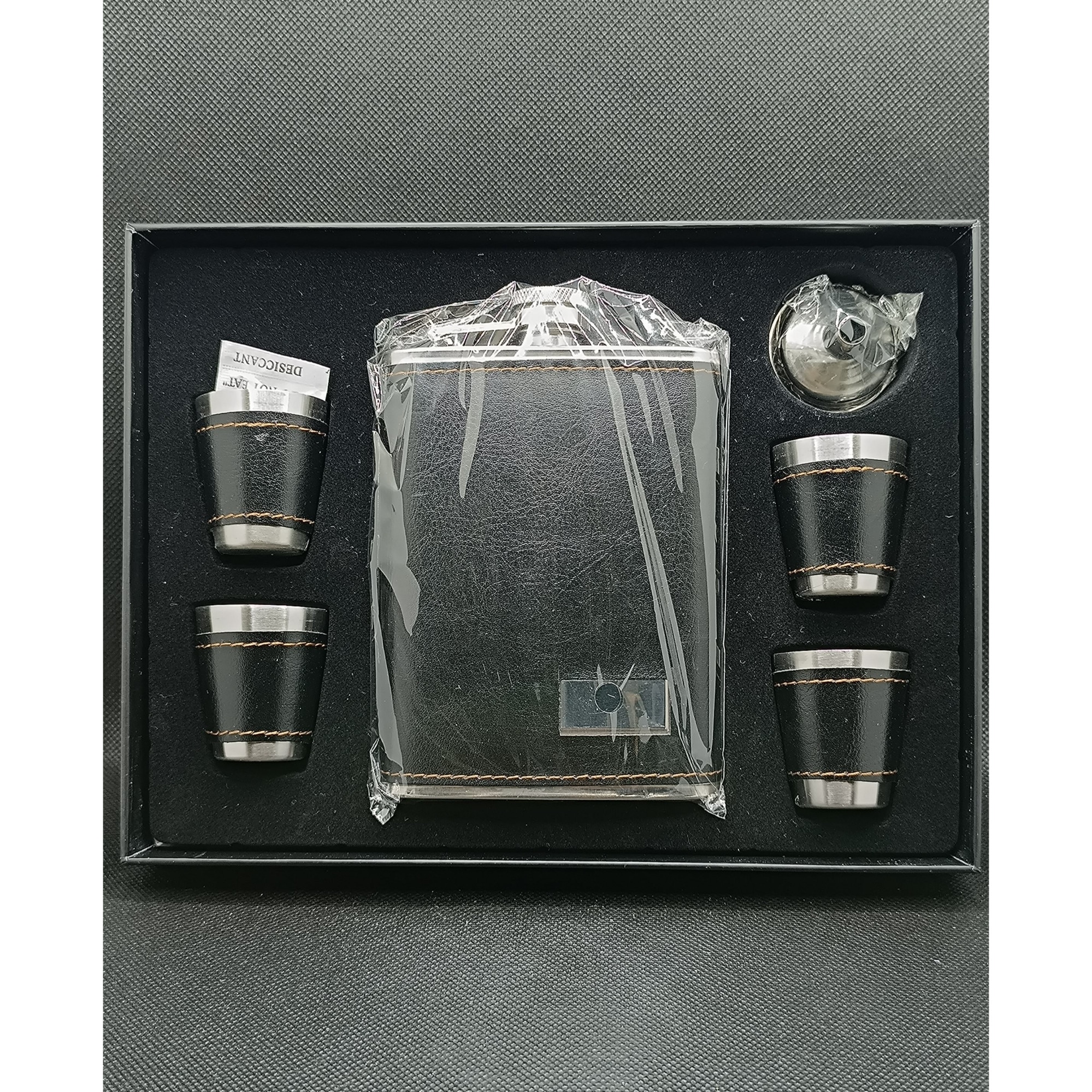 Set Plosca Alcool, Palnie, 4 Pahare Black Leather - eMAG.ro
