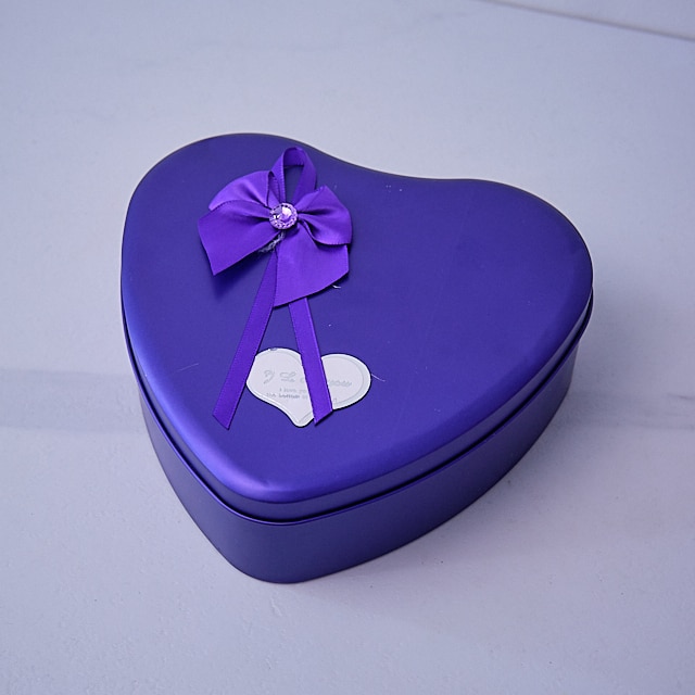 Cutie metalica in forma de inima cu trandafiri de sapun si ursulet, Mov ...