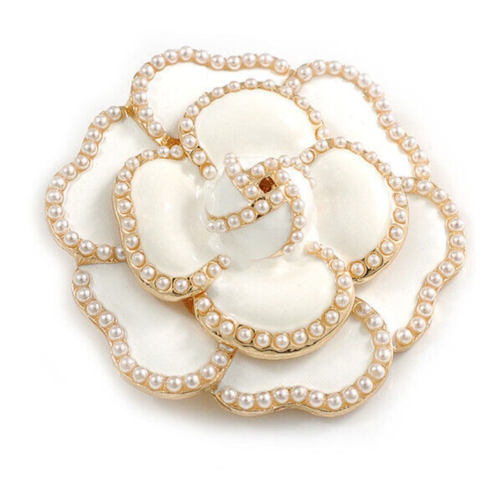 Brosa alba, cu montura aurie si forma florala, decorata cu perle ...