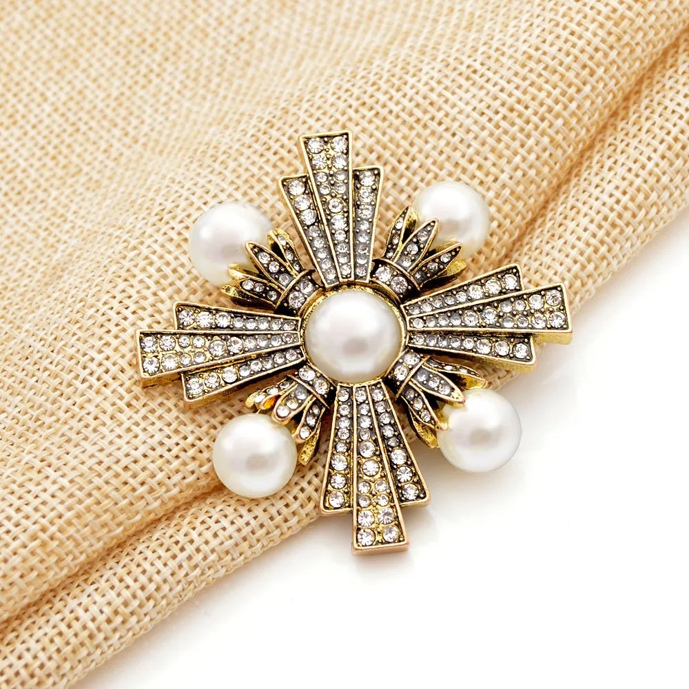 Brosa aurie, in forma de cruce, decorata cu zirconiu si perle, Cross ...