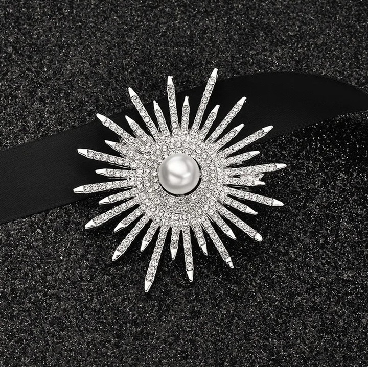 Brosa argintie in forma de raze, decorata cu zirconiu si perla, Anna ...
